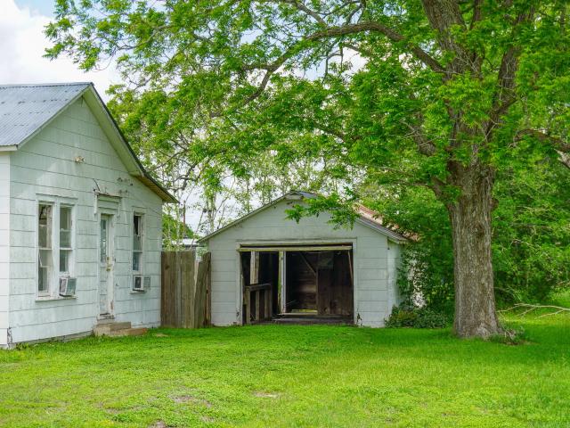 509 S St Andrews St, Weimar, TX 78962 | MLS #13541 | Compass