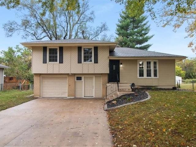 509 SE 20th St, Oak Grove, MO 64075