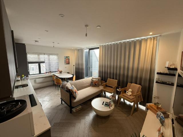 50 Wellington Street, Slough. 2 bed penthouse to rent £2,100 pcm £485 pw