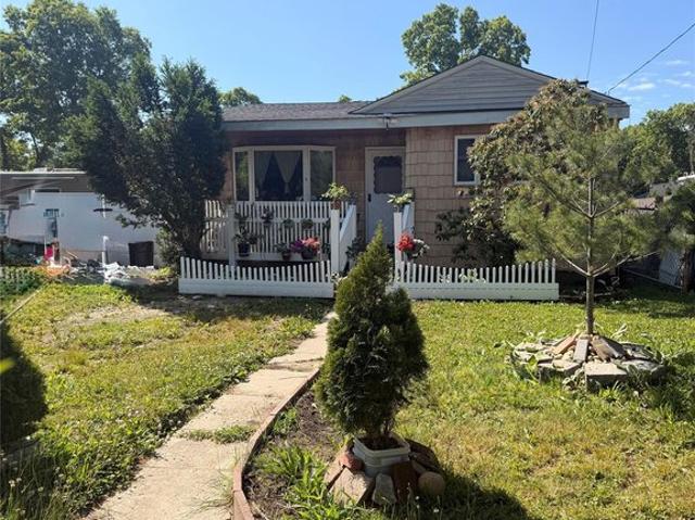 50 Beatrice Dr, Shirley, NY 11967