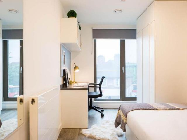 50 Bedroom Shared Living/roommate London London LS90563864
