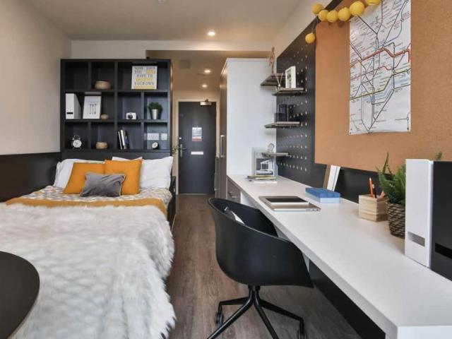 50 Bedroom Shared Living/roommate London London LS90563882