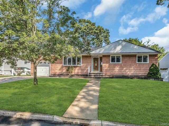 50 Jerome St, Lindenhurst, NY 11757