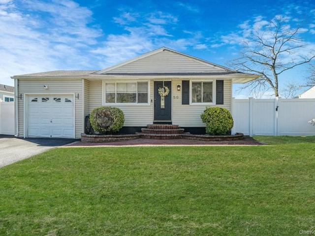 50 Lantern St, Huntington, NY 11743