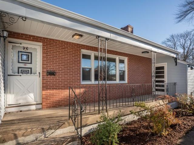 50 Magnolia Hl, West Hartford, CT 06117