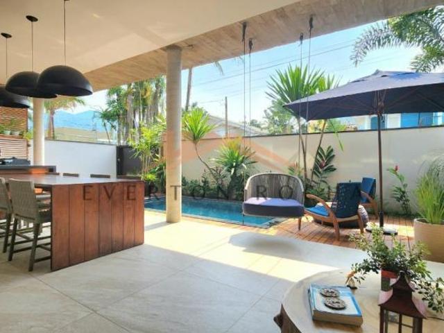 50 metros do mar Casa de condomínio com 4 suítes, piscina e jacuzzi para venda