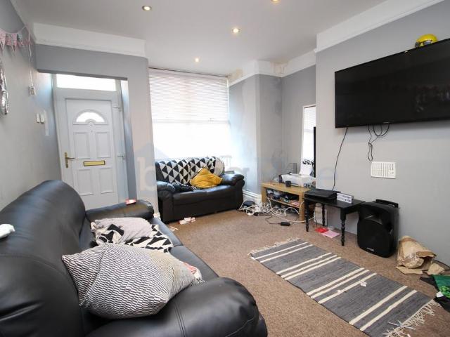 50 Queens Road, Hyde Park, Leeds LS6 6 bed terraced house to rent £3,874 pcm £894 pw