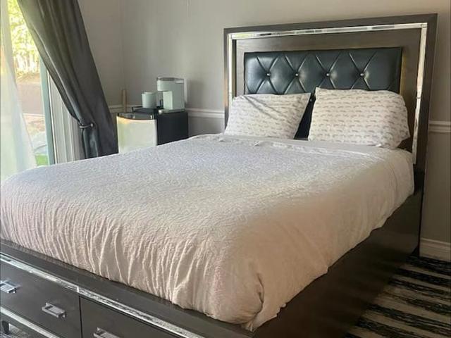 50% rent credit for 30 hrs month help. Bed Sitting
