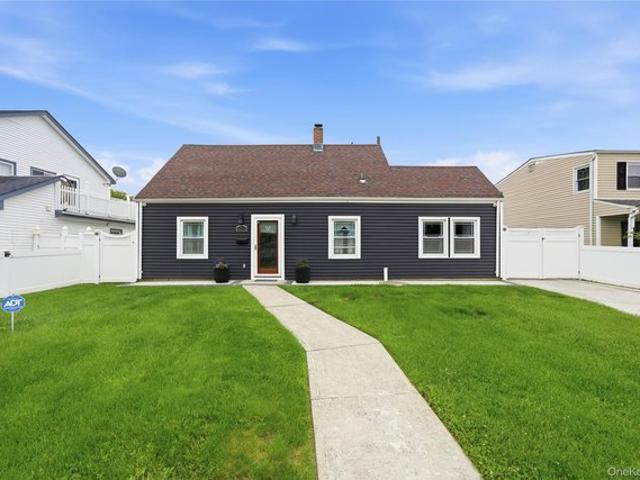 50 Ridge Ln, Levittown, NY 11756