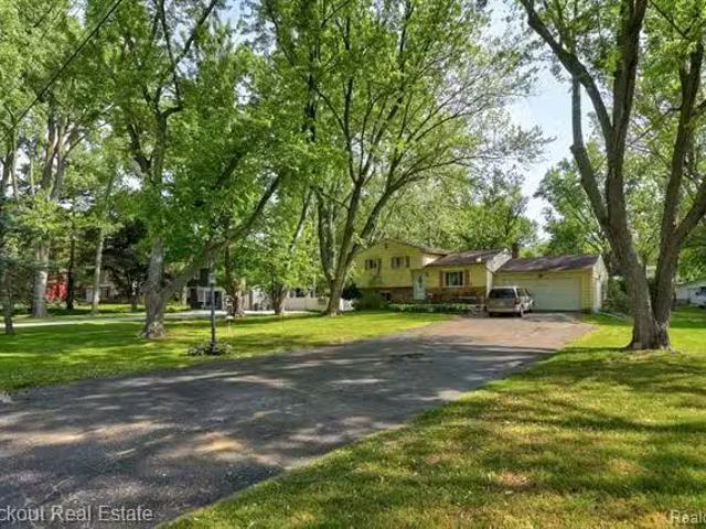 5104 CHICKASAW TRL, FLUSHING, MI 48433 Single Family Residence.