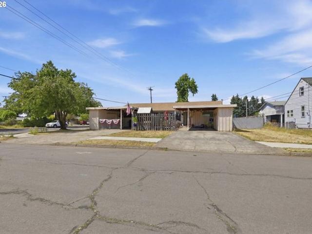 5104 E St, Springfield, OR 97478