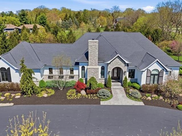 5104 Rollman Estates Dr, Amberley, OH 45236