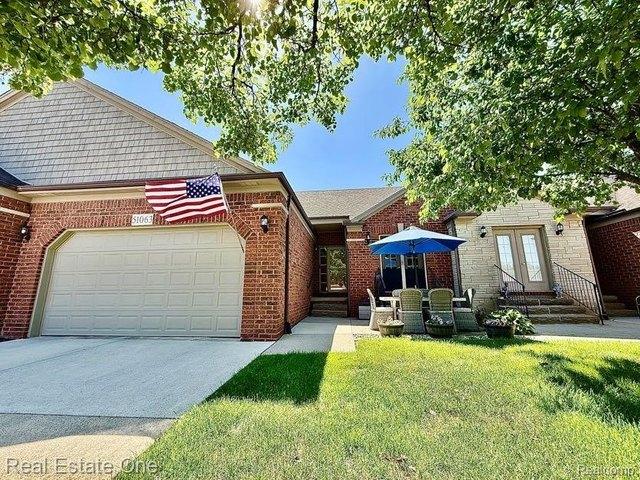 51063 Paxton Dr, Chesterfield Township, MI 48051