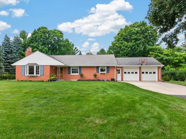 5106 Columbia Rd, Cedarburg, WI 53012