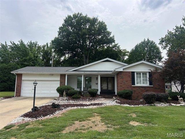 5106 River Aire Dr, Godfrey, IL 62035