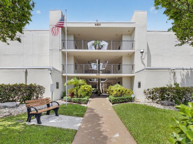 5100 Las Verdes Cir, Unit 215, Delray Beach, FL 33484 | MLS #B26010