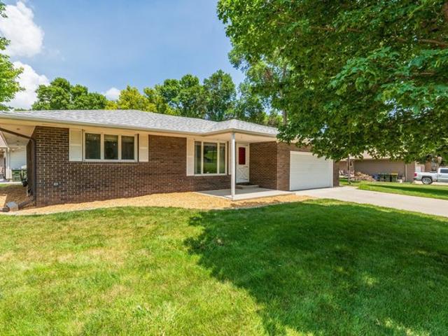 5101 Sunnybrook Dr, Sioux City, IA 51106