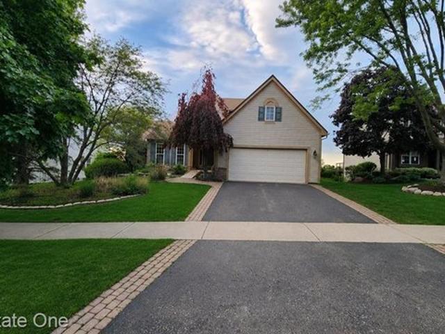 510 Boulder Lake Dr, Oxford Township, MI 48371