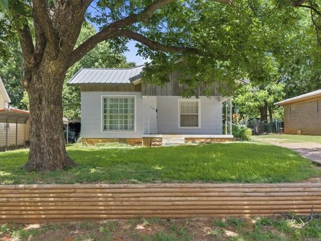 510 E A St, Waurika, OK 73573