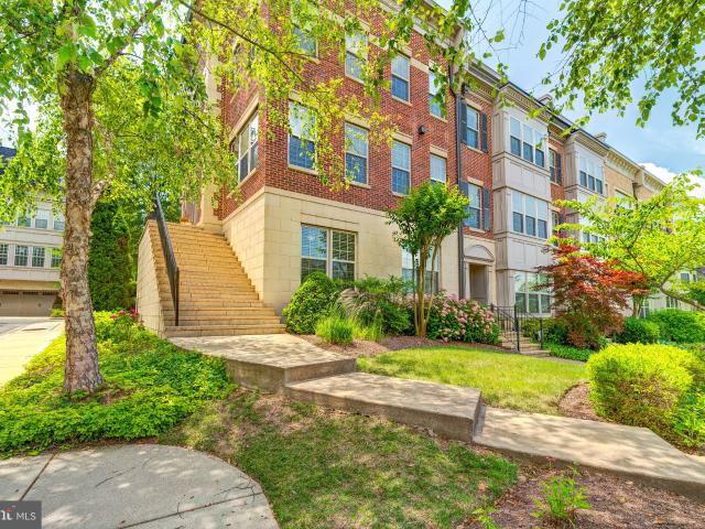 510 Overlook Park Dr, Unit 32, Oxon Hill, MD 20745 | MLS #MDPG2197 | Compass