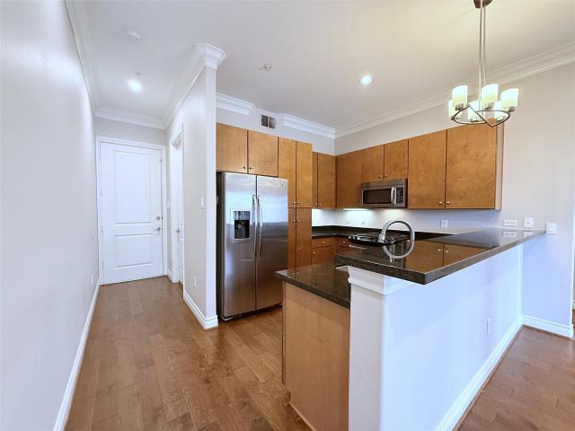 510 Lovett Boulevard 204