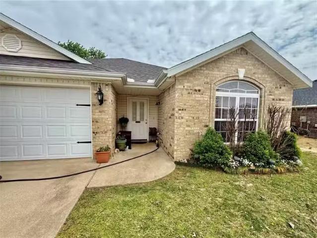 510 MAPLEWOOD DR, CENTERTON, AR 72719 Single Family Residence.