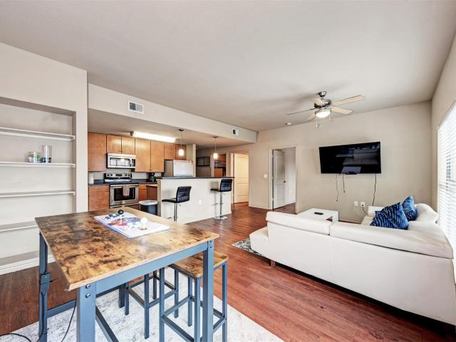 5117 N Lamar Blvd # 304