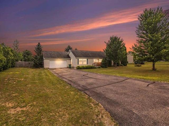5110 Church Hill Dr, Charlevoix, MI 49720