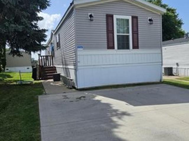 5112 N Fairmount St Trlr 124, Davenport, IA 52806