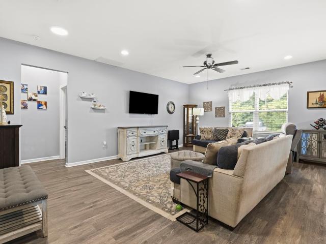 511 Carnaby Loop