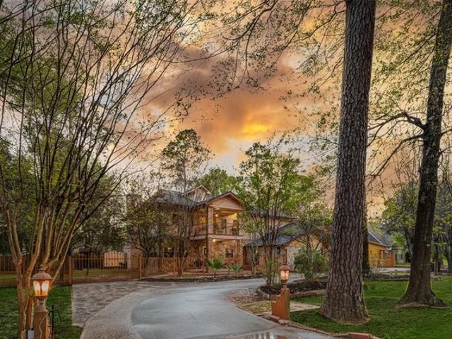511 Chateau Woods Parkway Dr, Conroe, TX 77385