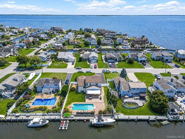 511 Devon Pl, West Islip, NY 11795