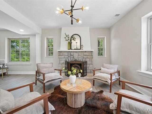 511 Forder Rd, Oakville, MO 63129