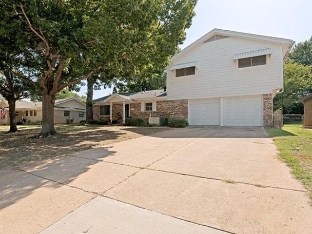511 Simmons Dr, Euless, TX 76040