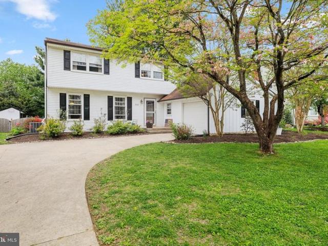 511 Perry Dr, Mount Laurel, NJ 08054