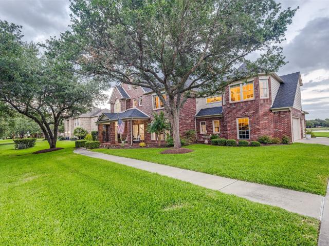 511 Royal Lakes Boulevard