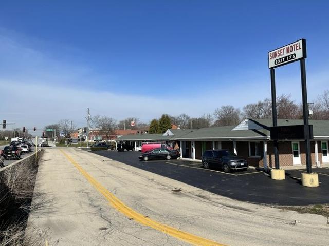511 Rockland Rd, Lake Bluff, IL 60044