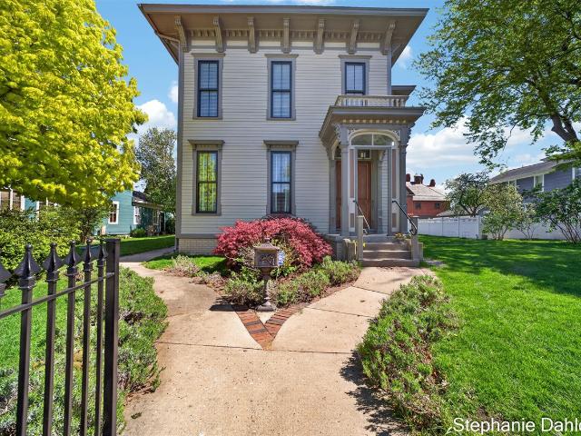 511 W Clay Avenue