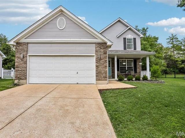 511 Winter Garden Dr, Fenton, MO 63026