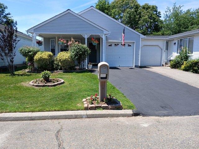 5127 Village Cir E, Manorville, NY 11949