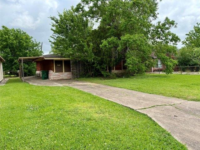 5123 Willow Glen Dr, Houston, TX 77033