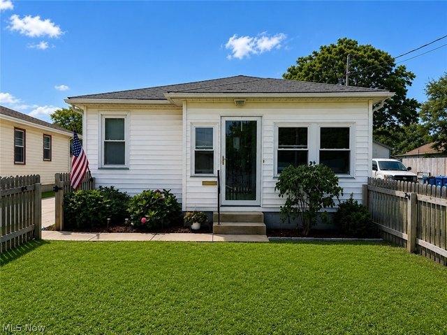 512 Maplewood Ave, Struthers, OH 44471