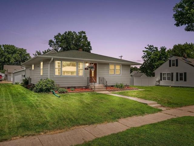 512 S 1st St, La Crescent, MN 55947