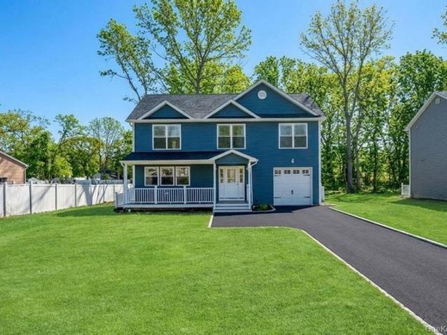 512 Starlight Dr, Shirley, NY 11967