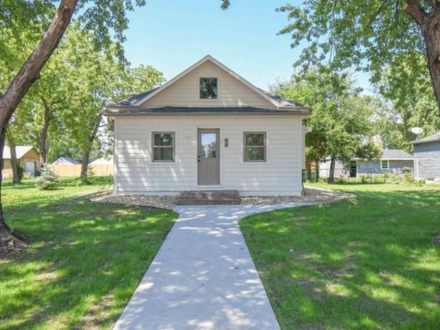 512 W Elm St, Canistota, SD 57012