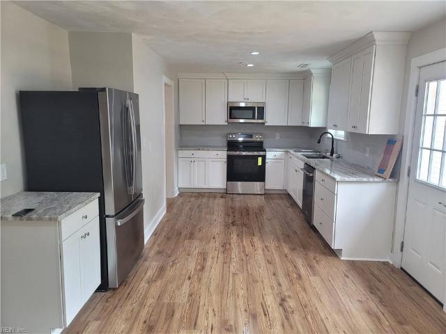 512 W Farmington RD