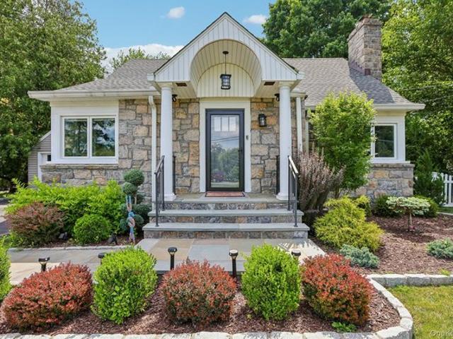512 Westlake Dr, Valhalla, NY 10595