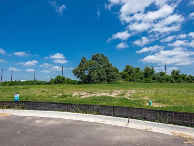 512 Trend View Dr, Weimar, TX 78962