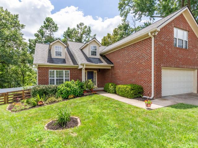 512 Twin Oaks Cir
