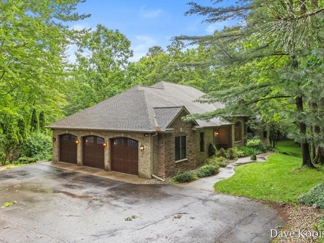 5133 Streamside Ct NE, Rockford, MI 49341